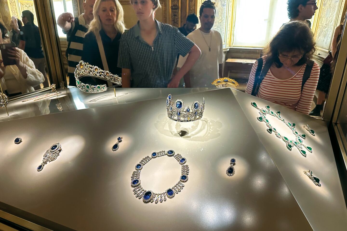 Thieves steal crown jewels in 4 minutes from Louvre Museum - Anchorage ...